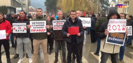 Okupljanje pod nazivom “Zastani Srbijo“ ispred zgrade opštine Ivanjica (VIDEO) – Info LIGA